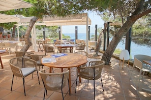 Pequenos-almoços e jantares servidos, com vista para a praia