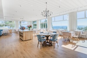 Pequenos-almoços e jantares servidos, com vista para a praia 