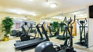 Academia com esteiras, elípticos e bicicletas ergométricas.