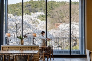 3 restaurantes, com serviço de café da manhã, almoço e jantar; churrasco