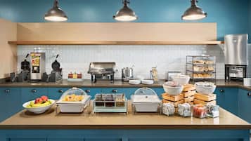Café da manhã com buffet grátis todos os dias