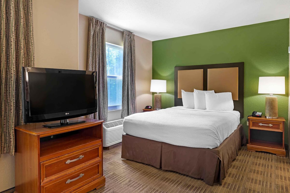 Estúdio luxo, 1 cama Queen e sofá-cama, para não fumantes | Espaço de trabalho para notebook, ferros/tábuas de passar roupa