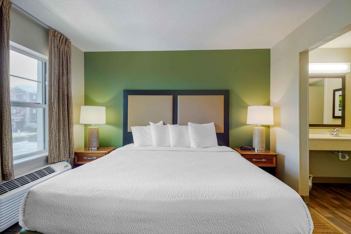 Estúdio luxo, 1 cama King e sofá-cama, para não fumantes | Espaço de trabalho para notebook, ferros/tábuas de passar roupa