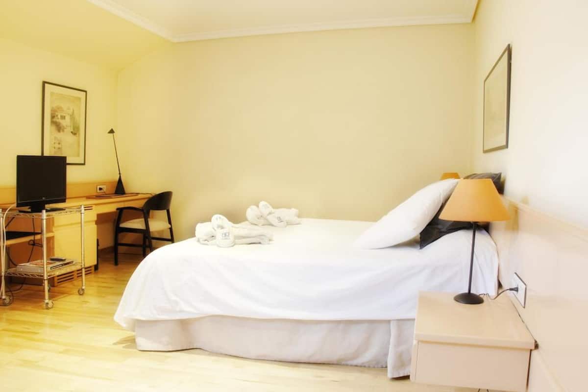 Frigobar, cofres nos quartos, escrivaninha, cortinas blackout