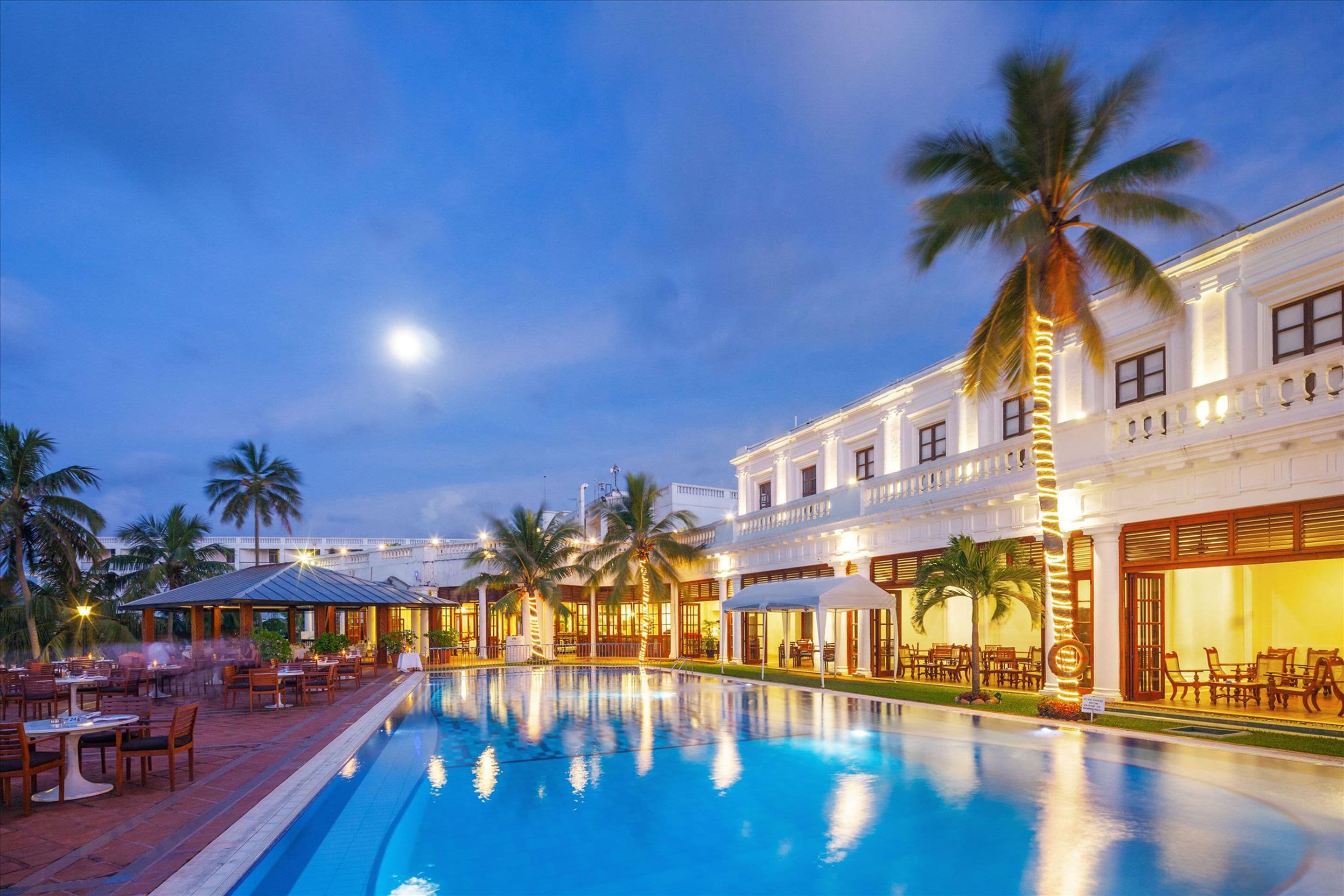 Piscina exterior, guarda-sóis, espreguiçadeiras 