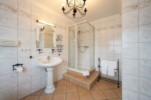 Quarto casal | Banheiro | Banheira, produtos de toalete grátis, secador de cabelo 