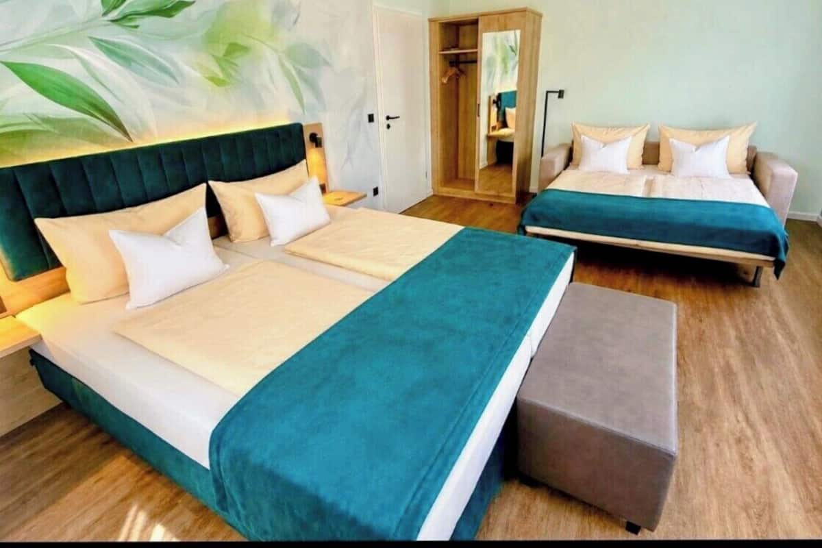 Quarto quádruplo | Roupas de cama antialérgicas, escrivaninha