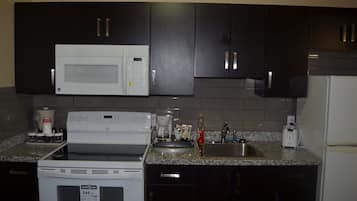 Quarto Efficiency, Quarto, 2 camas queen-size, não fumadores | Cozinha privada | Um frigorífico, um micro-ondas, uma cafeteira/bule, uma torradeira