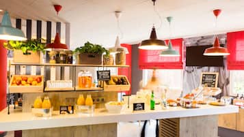 Café da manhã com buffet todos os dias (EUR 9.90 por pessoa)