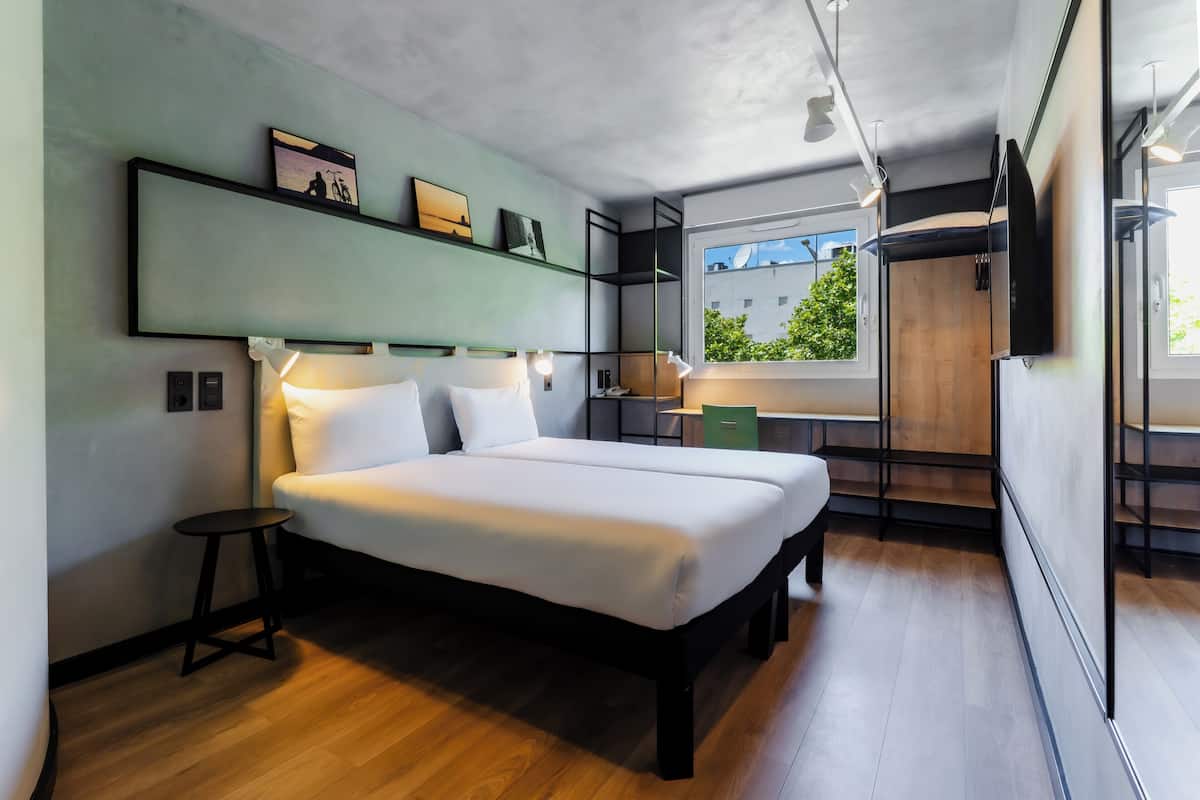 Escrivaninha, quartos à prova de som, Wi-Fi de cortesia, roupa de cama