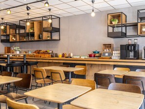 Café da manhã com buffet durante a semana (EUR 16.00 por pessoa)