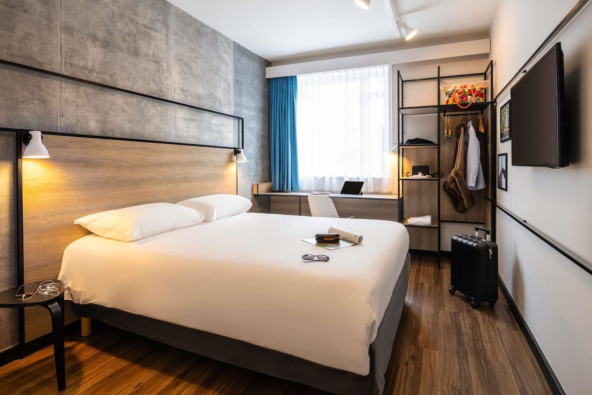 Roupas de cama premium, cofres nos quartos, escrivaninha