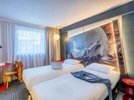Quarto standard, 2 camas de solteiro | Escrivaninha, cortinas blackout, quartos à prova de som