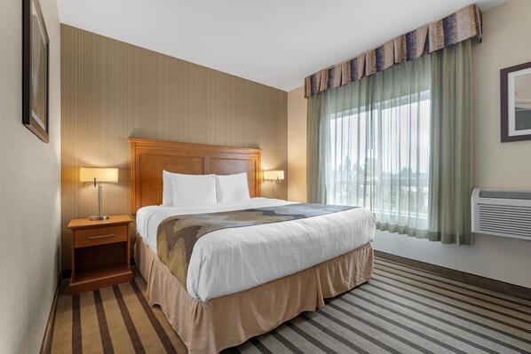 Suite, 1 cama king-size, não fumadores, cozinha (Living Rm;w/ Sofabed, Full Kitchen) | Secretária, ferro/tábua de engomar, Wi-fi grátis 