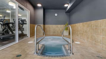 Piscina interna, espreguiçadeiras