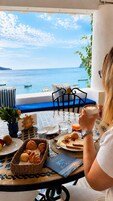 Café da manhã com buffet grátis todos os dias