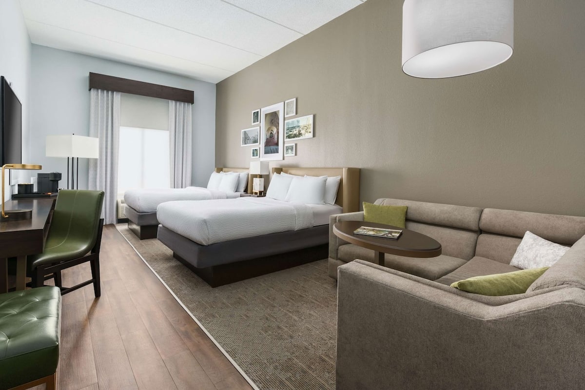Roupas de cama premium, cofres nos quartos, escrivaninha