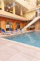 2 piscinas externas, espreguiçadeiras