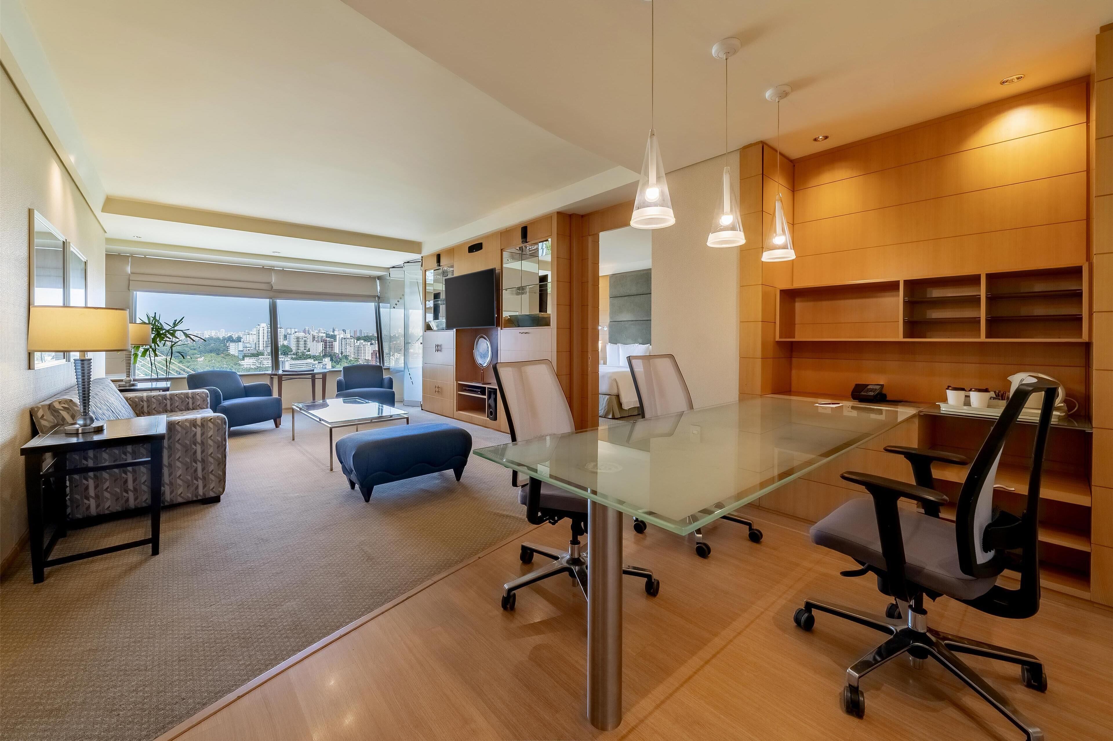 Suite, 1 quarto | 1 quarto, minibar, cofre com capacidade para portátil, secretária 