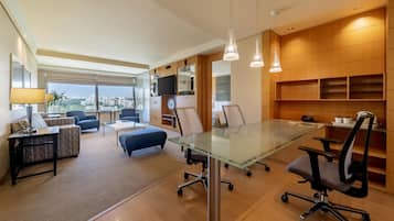 Suite, 1 quarto | 1 quarto, minibar, cofre com capacidade para portátil, secretária