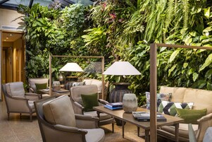 Área de estar no saguão