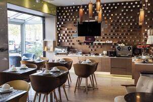 Café da manhã com buffet todos os dias mediante uma taxa