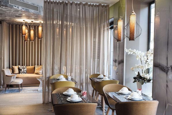 Café da manhã com buffet todos os dias (EUR 14 por pessoa) 