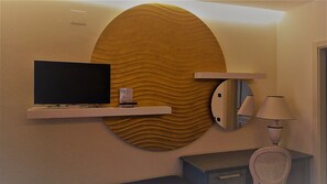 Quarto Triplo | Roupa hipoalergénica, minibar, cofre no quarto, secretária 
