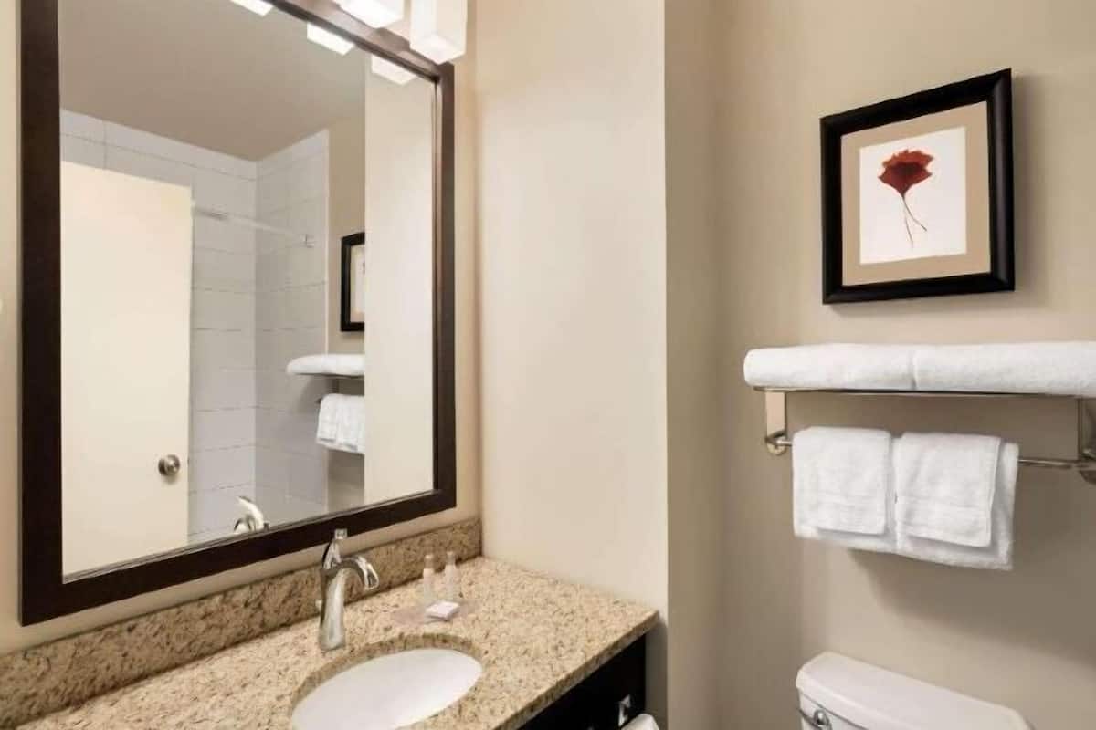 Uma combinação polibã/banheira, toalhas fornecidas