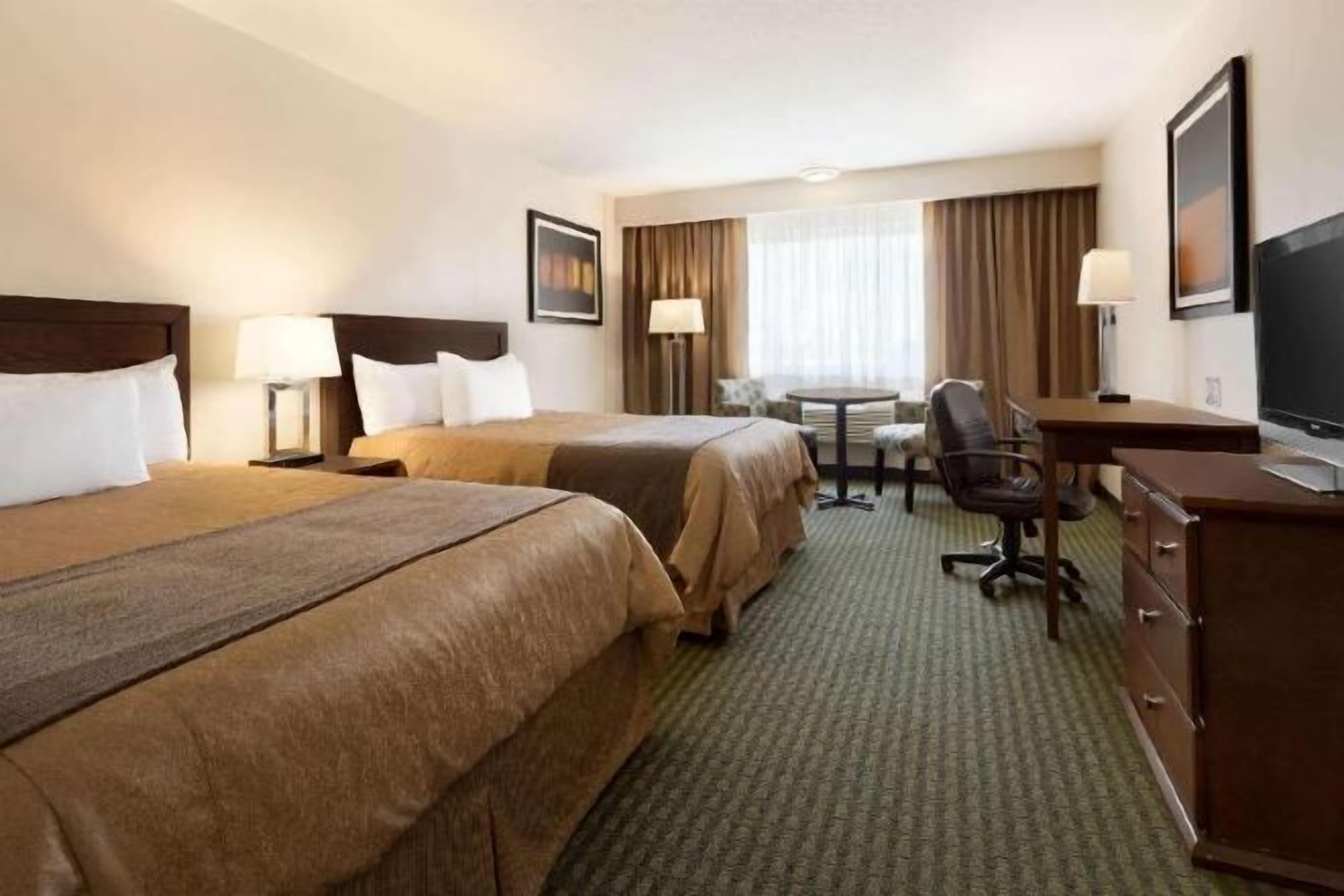 Secretária, ferro/tábua de engomar, berços/camas para crianças grátis 