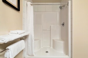 Quarto, 1 cama queen-size, acessível, não fumadores | Casa de banho | Uma combinação polibã/banheira, toalhas fornecidas 