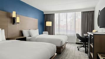 Quarto, 2 camas queen-size | Secretária, secretária adequada para computadores portáteis