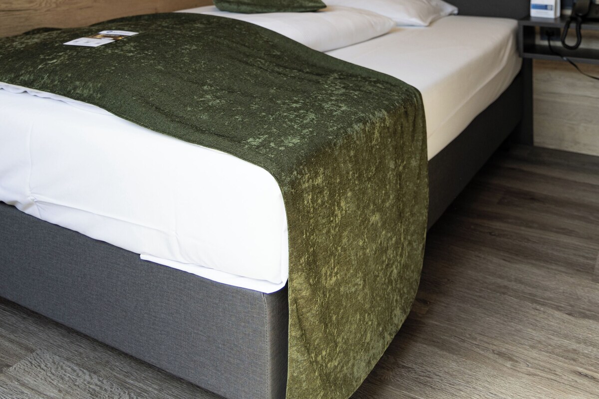 Quarto Individual Standard | Minibar, cofre com capacidade para portátil, secretária 