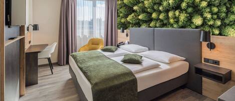 Quarto Duplo Standard | 1 quarto, minibar, cofre com capacidade para portátil, secretária