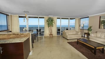 Suite, 2 quartos, junto ao mar | 1 quarto, cofre no quarto, secretária, cortinas/cortinados opacos