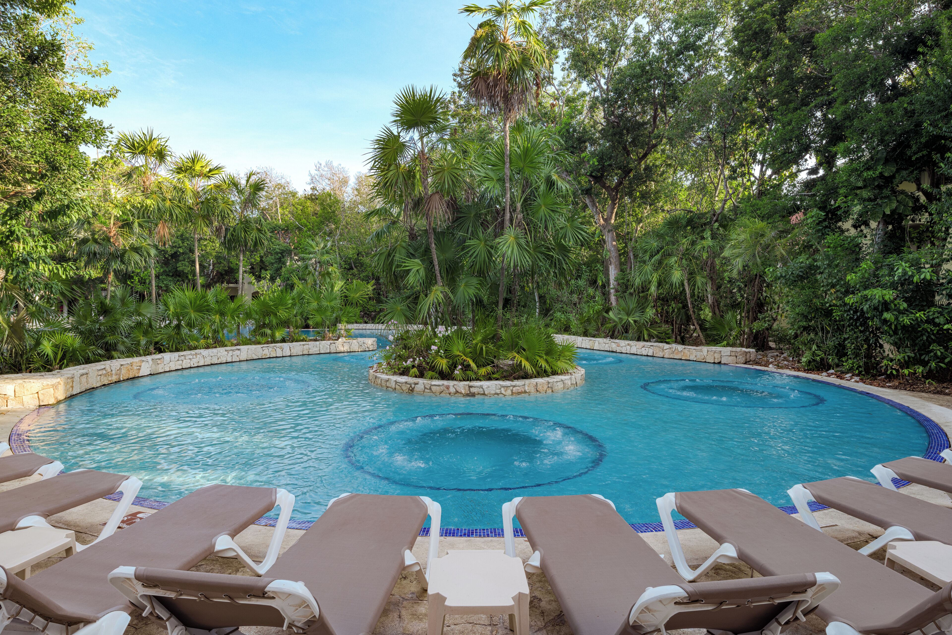 7 piscinas exteriores, espreguiçadeiras, nadadores-salvadores no local 