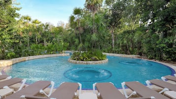 7 piscinas exteriores, espreguiçadeiras, nadadores-salvadores no local