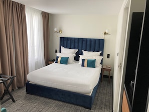 Quarto casal conforto (renovated) | Frigobar, cofres nos quartos, escrivaninha, quartos à prova de som