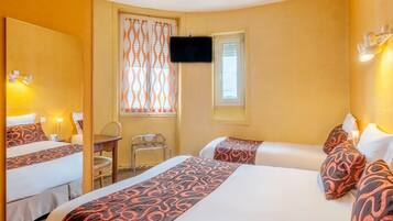 Quarto Triplo | Secretária, cortinas/cortinados opacos, quartos insonorizados