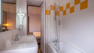 Artigos de higiene pessoal grátis, um secador de cabelo