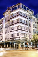 Fachada da propriedade à noite