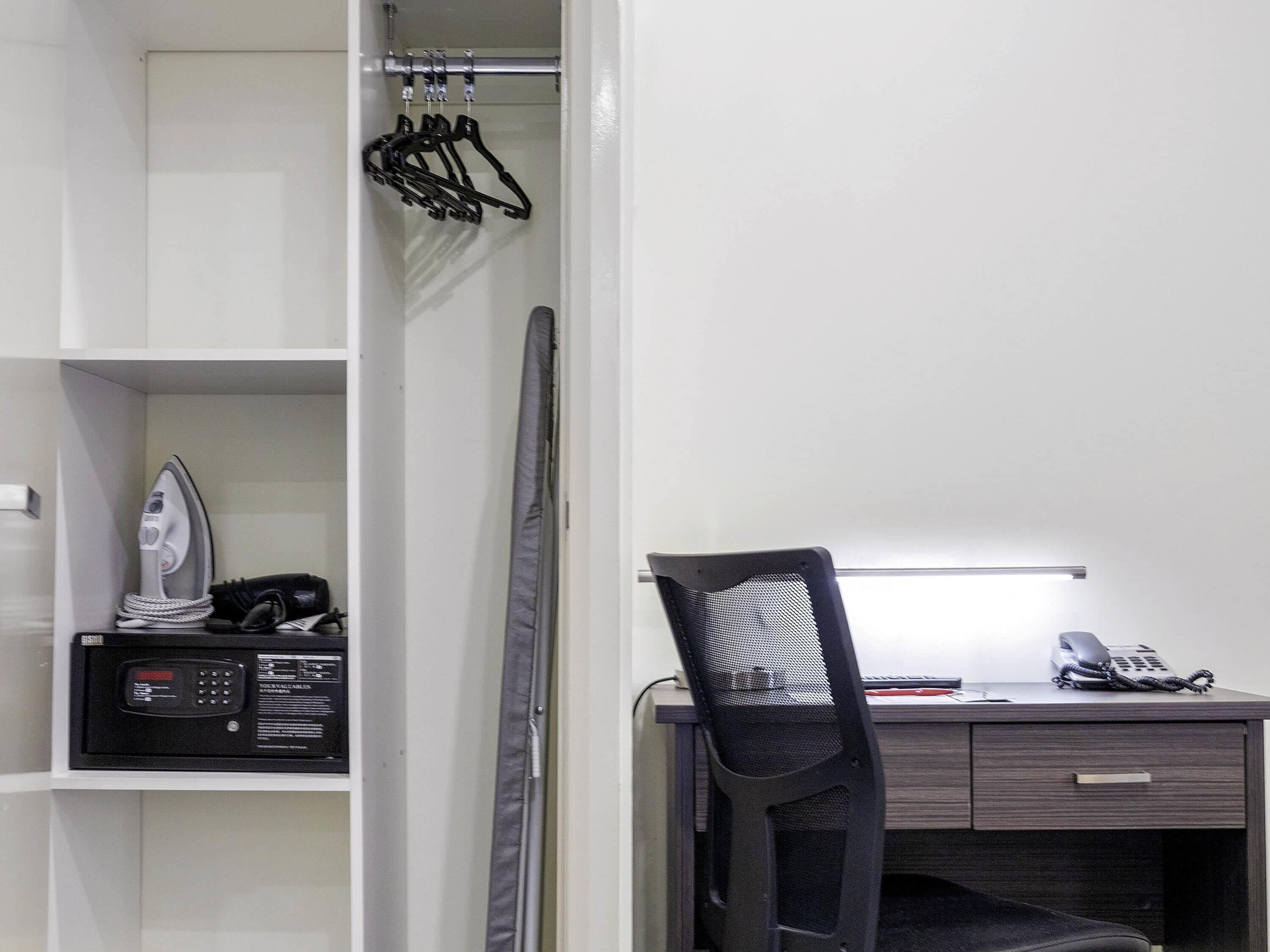 Quarto superior, 1 cama Queen | Cofres nos quartos, ferros/tábuas de passar roupa, Wi-Fi de cortesia