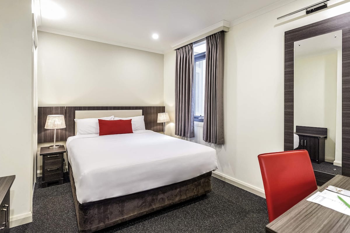 Quarto superior, 1 cama Queen | Cofres nos quartos, ferros/tábuas de passar roupa, Wi-Fi de cortesia