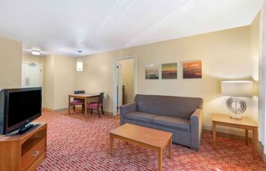 Estúdio premium, para não fumantes, geladeira e micro-ondas | Escrivaninha, espaço de trabalho para notebook, cortinas blackout