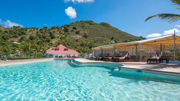 Piscina exterior, espreguiçadeiras