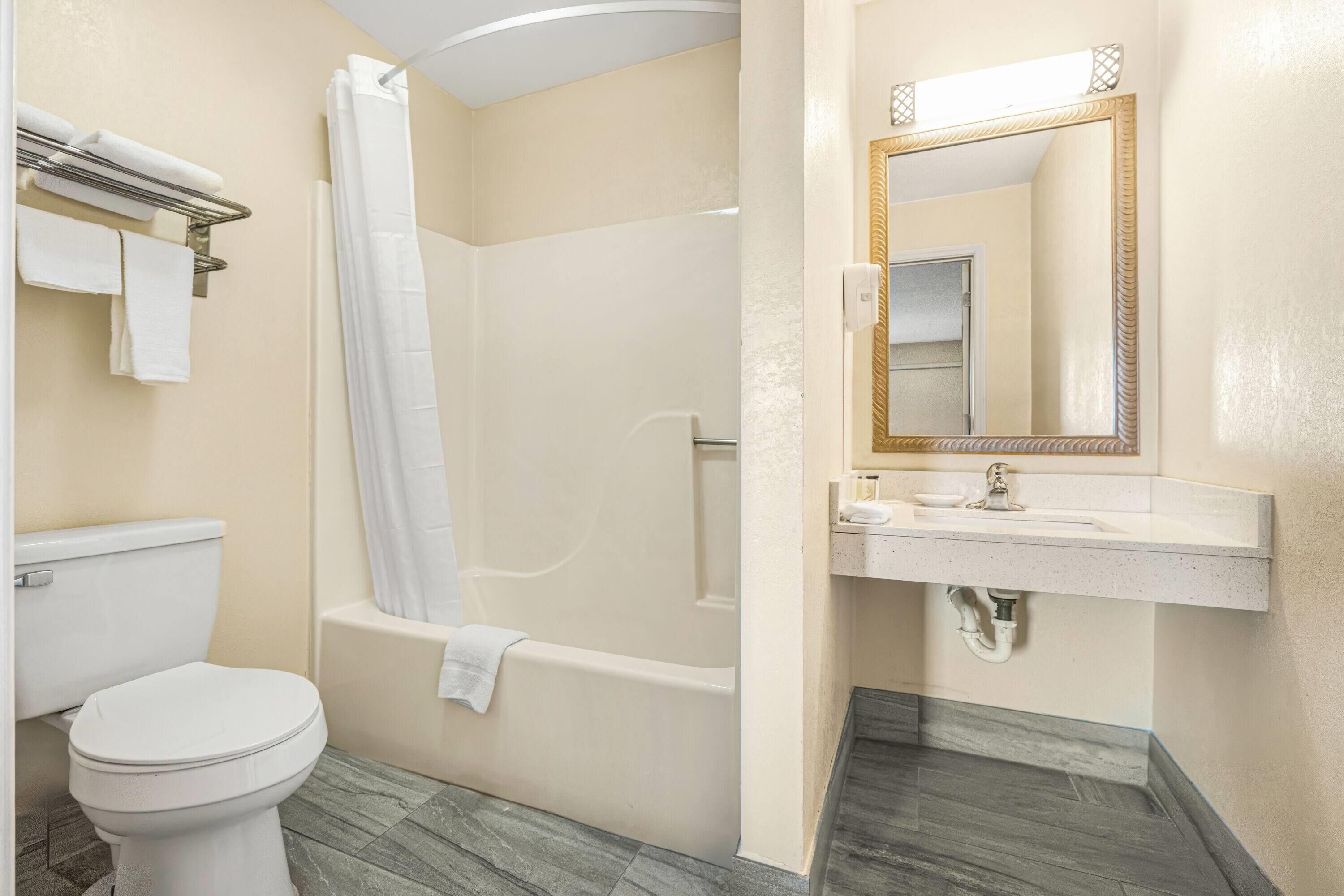 Quarto standard, 1 cama King | Banheiro | Chuveiro/banheira combinados, toalhas de banho