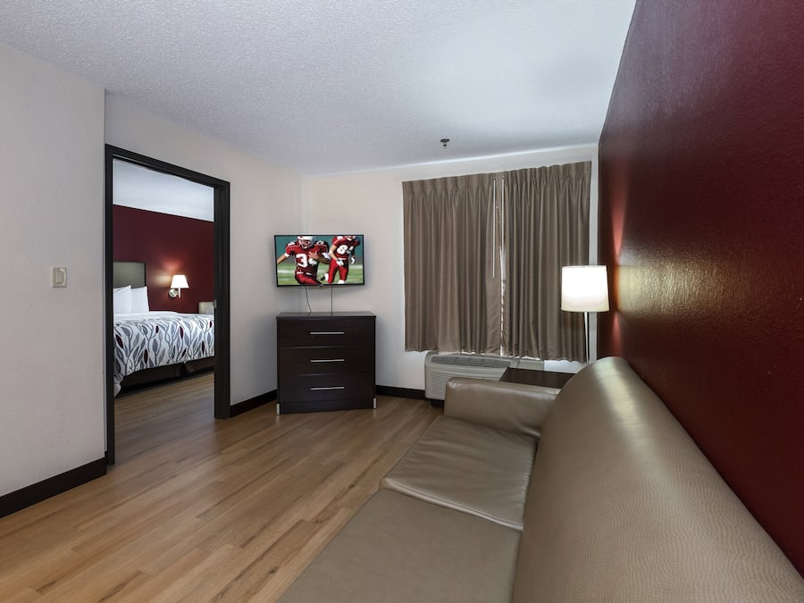 Suíte, 1 cama King, acessível (Smoke Free) | Escrivaninha, ferros/tábuas de passar roupa, berços grátis