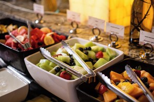 Um buffet com diversas frutas e legumes.