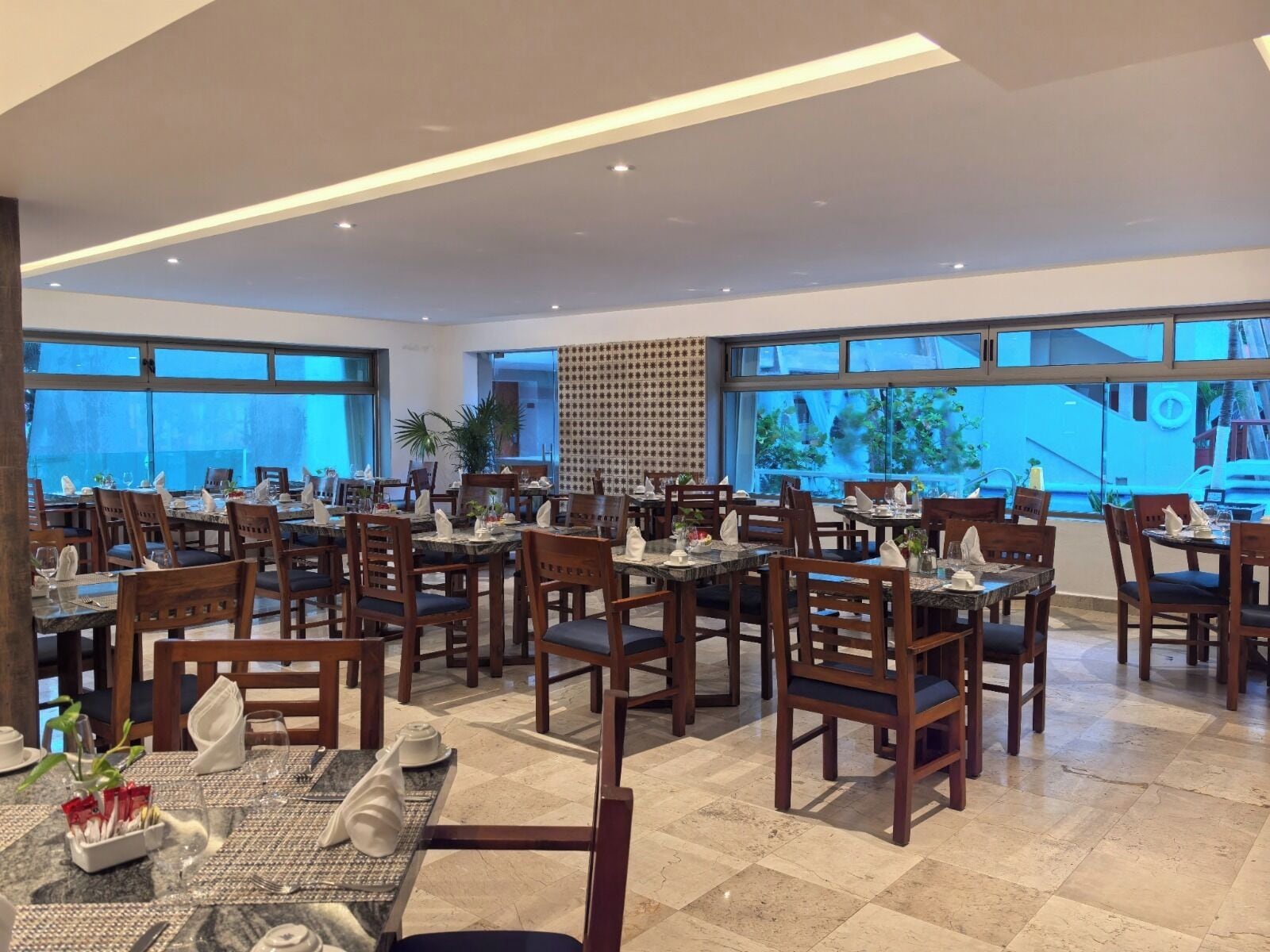 4 restaurantes: servem pequenos-almoços, almoços, jantares e brunches