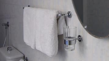 Um polibã, artigos de higiene pessoal grátis, um secador de cabelo